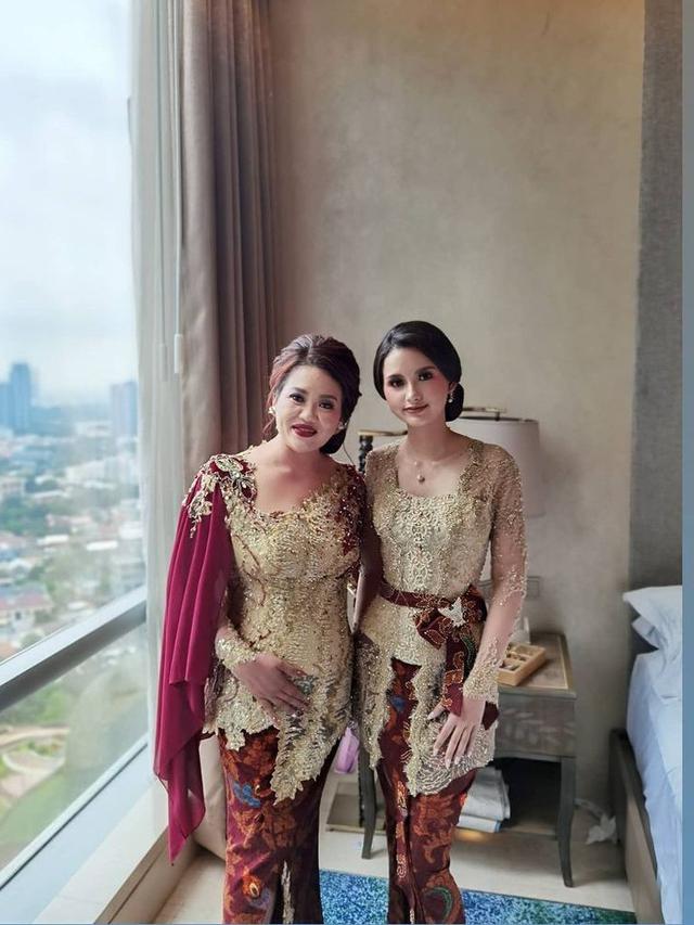 6 Potret Sarah Menzel Di Acara Pernikahan Aurel Hermansyah Pakai