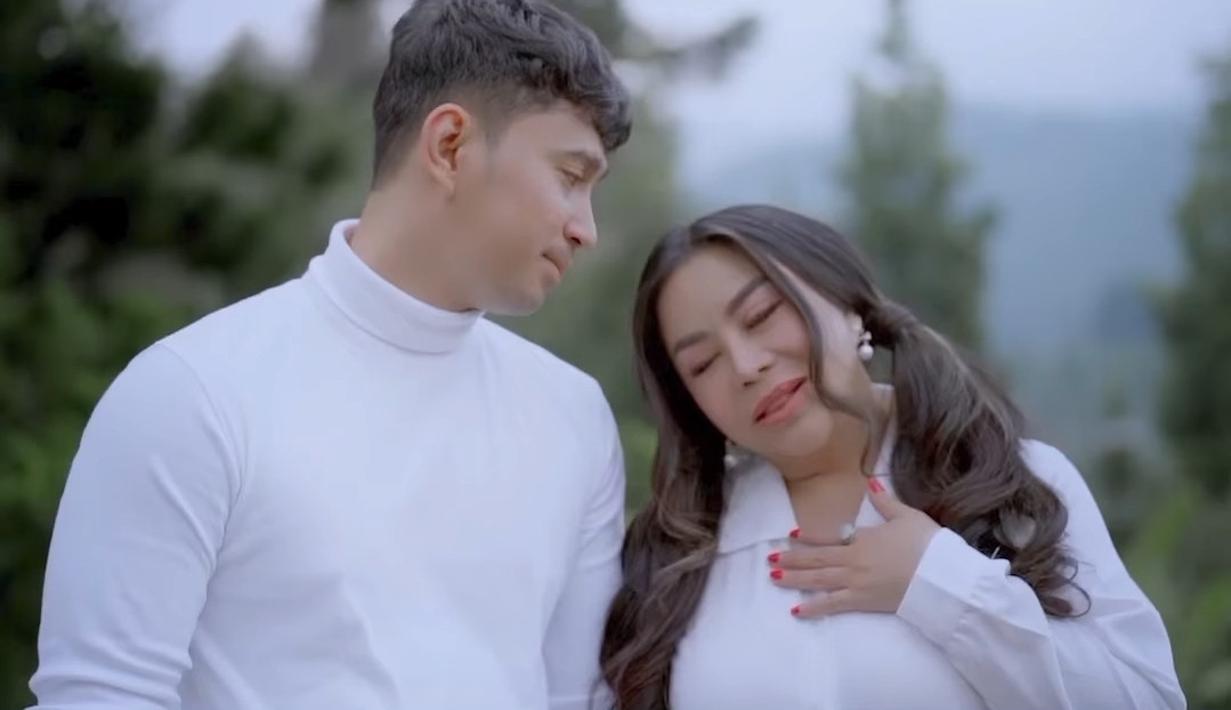 Potret Prewedding Anisa Bahar dan Edwin Bahari, Segera Menikah