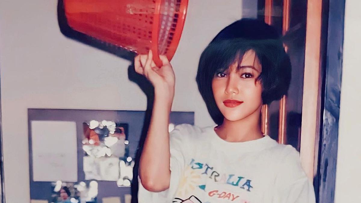 6 Potret Jadul Maia Estianty, Pose Bareng Gagang Sapu Hingga Singgung Dagu Runcing Warisan ...