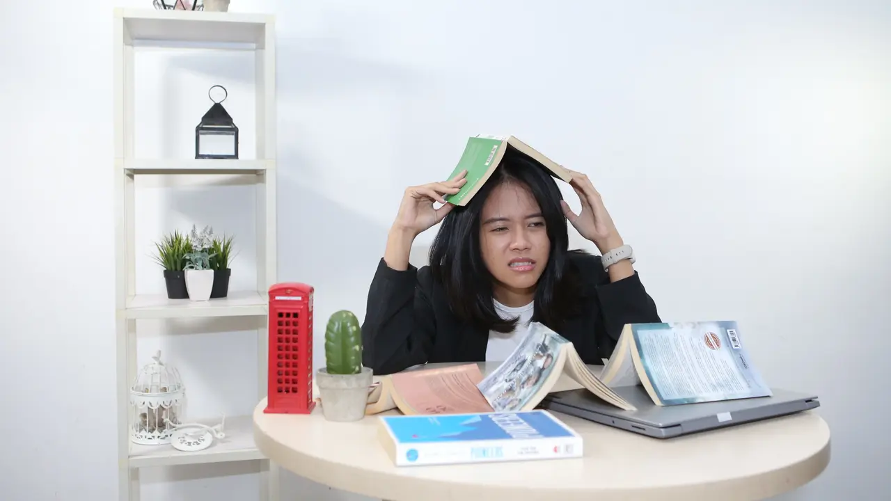 8 Tanda Orang Terlihat Baik Baik Saja Tapi Sebenarnya Menderita