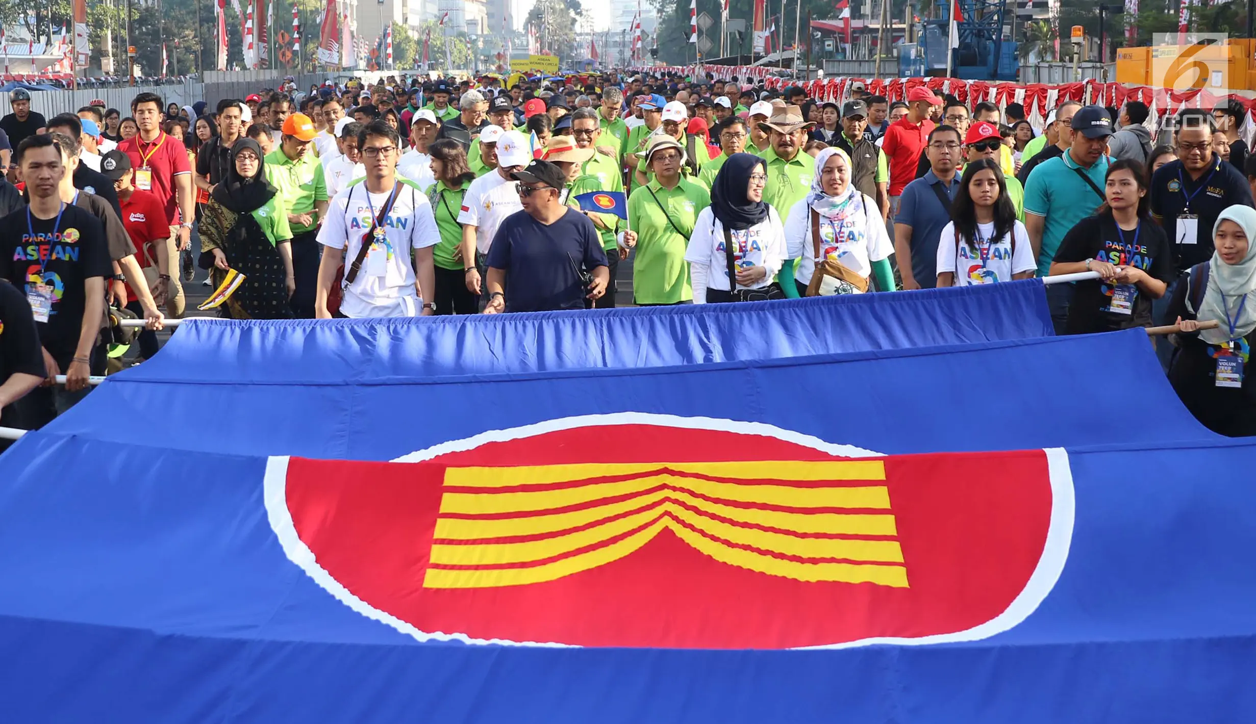 PHOTO: Menteri Retno dan Menteri Hanif Pimpin Parade 50 Tahun ASEAN ...