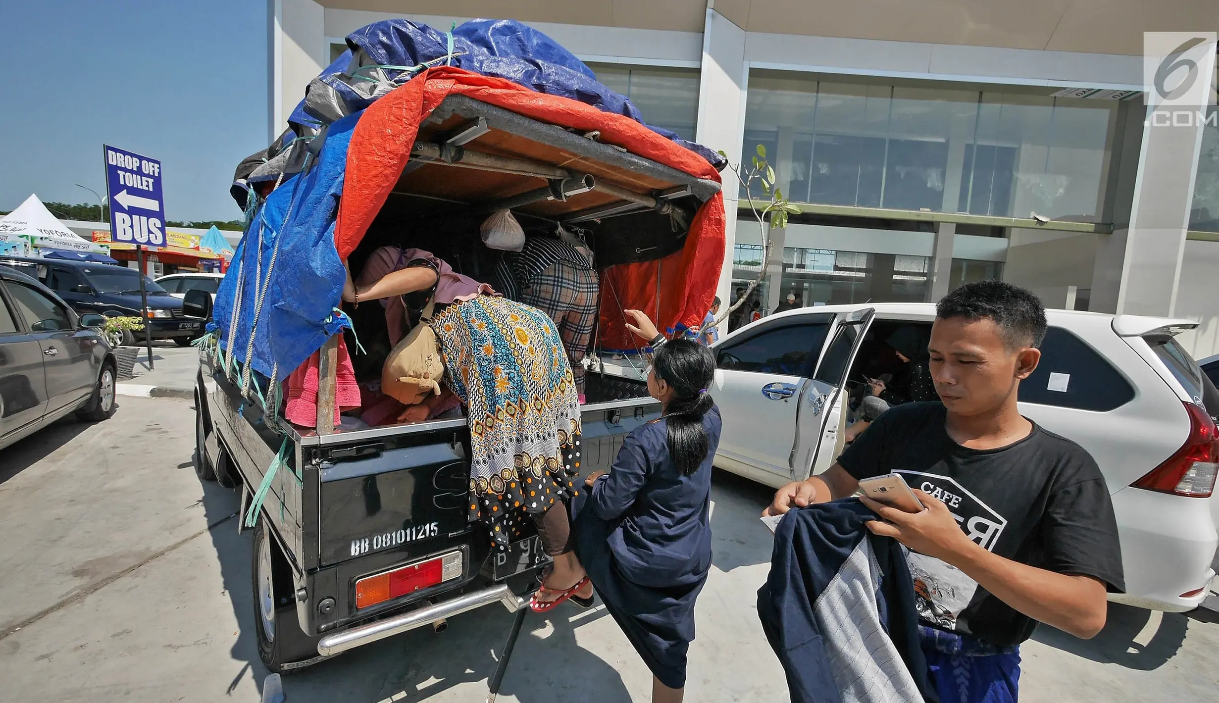 FOTO: Meski Dilarang, Mudik dengan Mobil Bak Terbuka Masih Ada - Foto ...