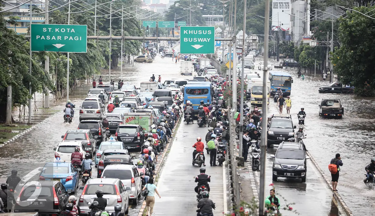 Banjir Genangi Jalan Gunung Sahari Lalu Lintas Lumpuh Foto