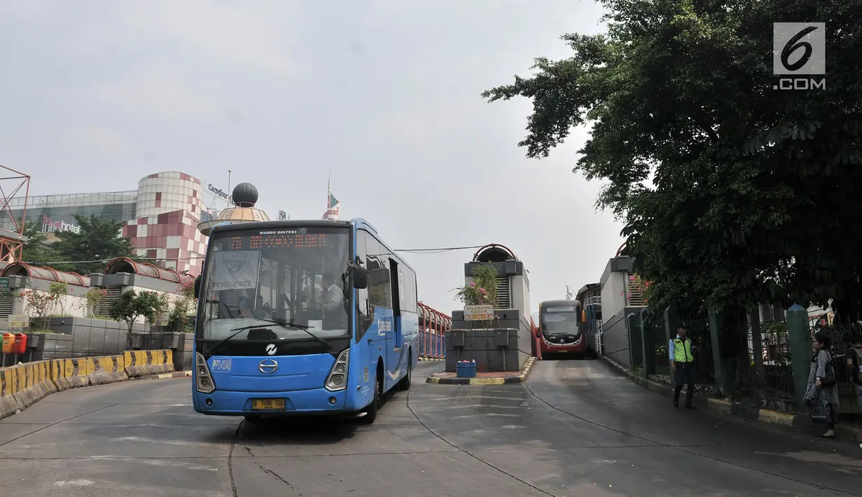 FOTO: Minimnya Fasilitas Halte Transjakarta di Terminal Blok M Ancam ...