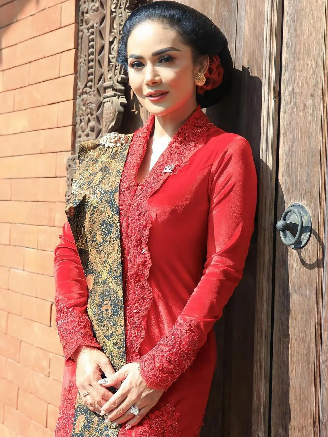 4 Model Kebaya Batik Modern Perpaduan Gaya Klasik, Azizah Salsha hingga ...