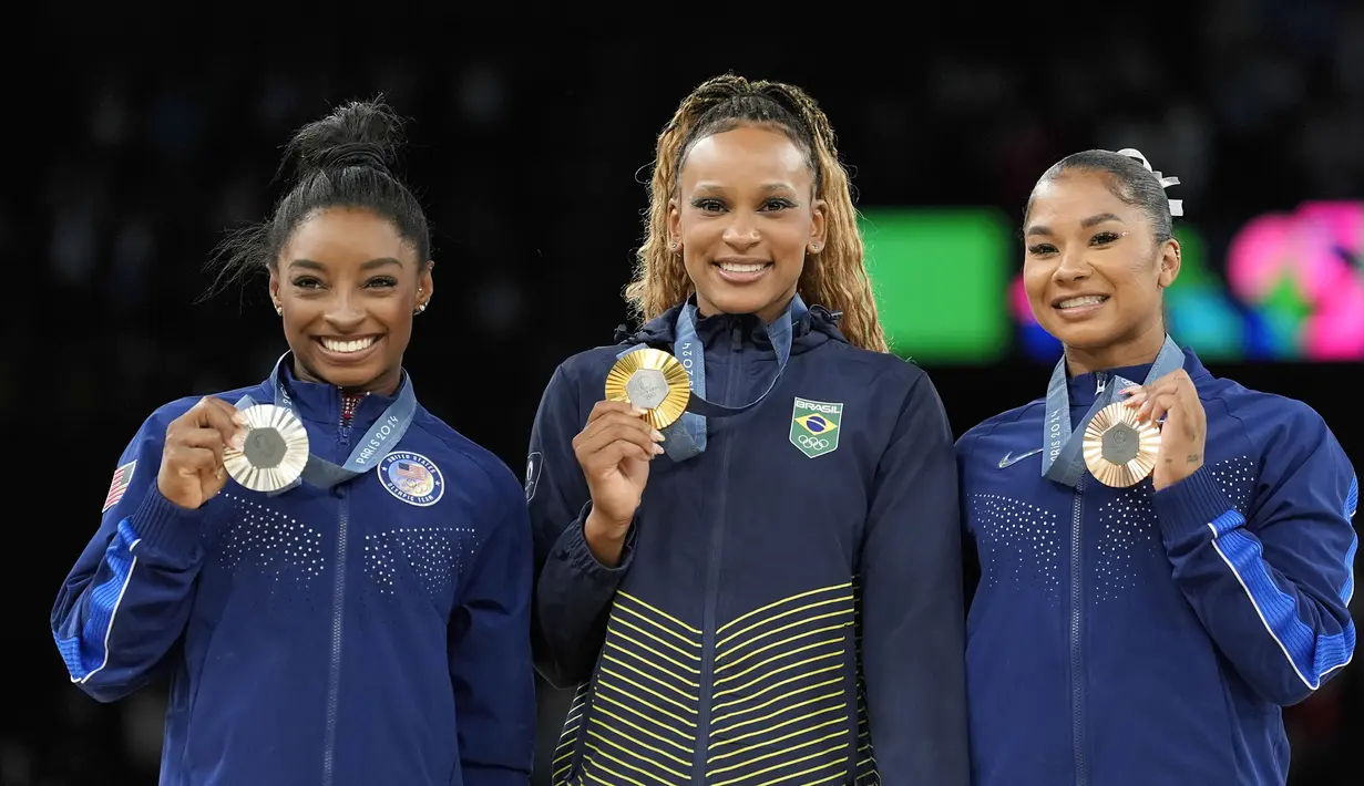 Foto: Kehangatan di Atas Podium Senam Olimpiade Paris 2024 - Ragam Bola.com