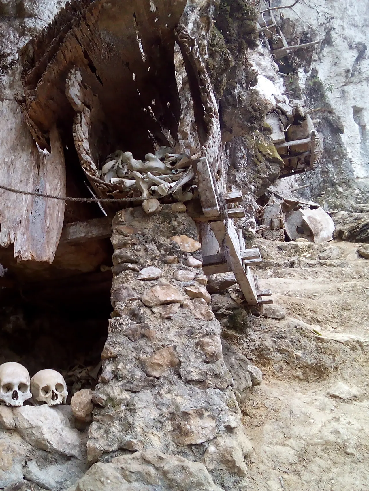 Ritual Unik Pemakaman Tana Toraja, Mumi Berjalan dan Kuburan Batu di ...