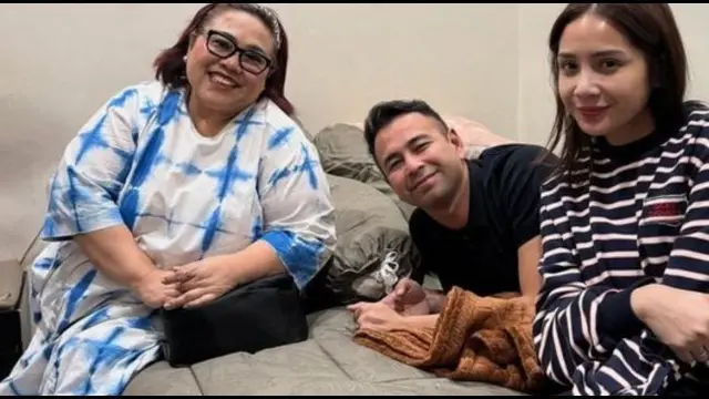 Beri Doa Tulus, Potret Raffi Ahmad dan Nagita Slavina Jenguk Nunung di Kos-Kosan - Hot Liputan6.com