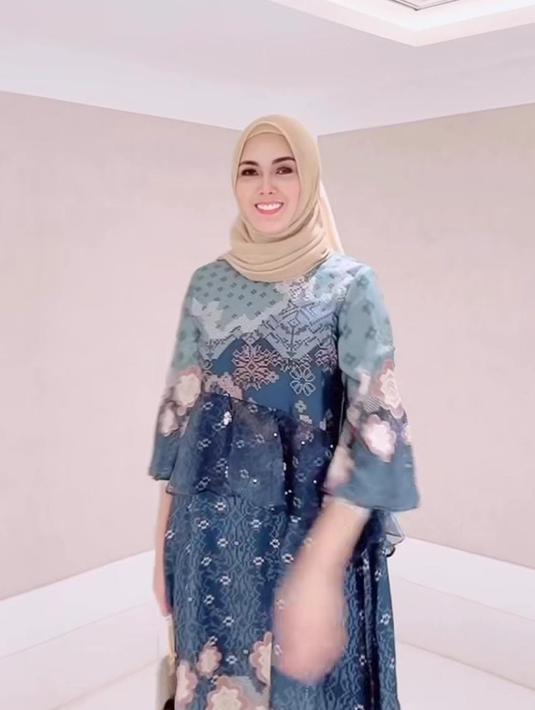 6 Pesona Dhena Devanka, Mantan Istri Ijonk yang Makin Cantik Berhijab ...