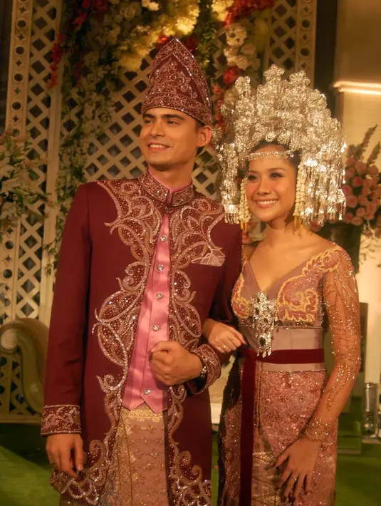 Pernikahan 7 Artis Usung Adat Minang, Vidi Aldiano dan Sheila Dara ...