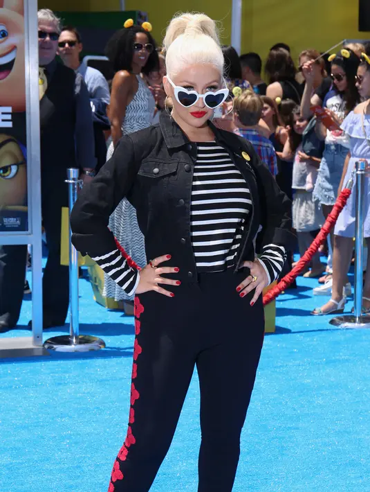 Christina Aguilera Tampil Modis di Premier Film The Emoji Movie - Foto ...