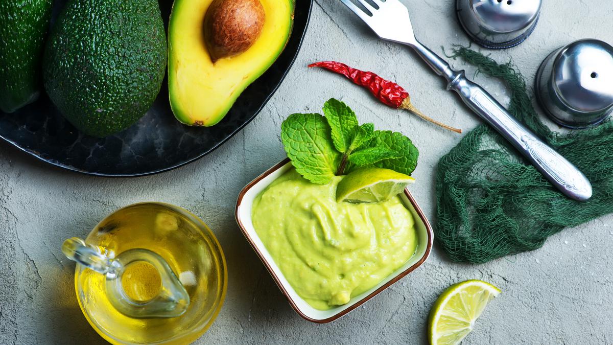 Cara Membuat Saus Avokad yang Enak untuk Salad