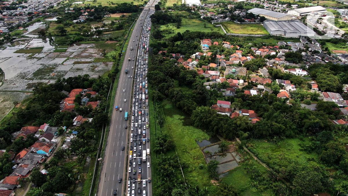 FOTO: Potret Udara Kemacetan Panjang Pemudik di Pintu Tol Cikupa Arah Merak