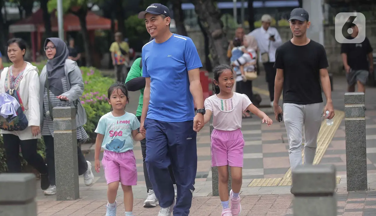 Meski CFD Ditiadakan, Warga Tetap Padati Kawasan Sekitar Bundaran HI Jakarta - Foto Liputan6.com