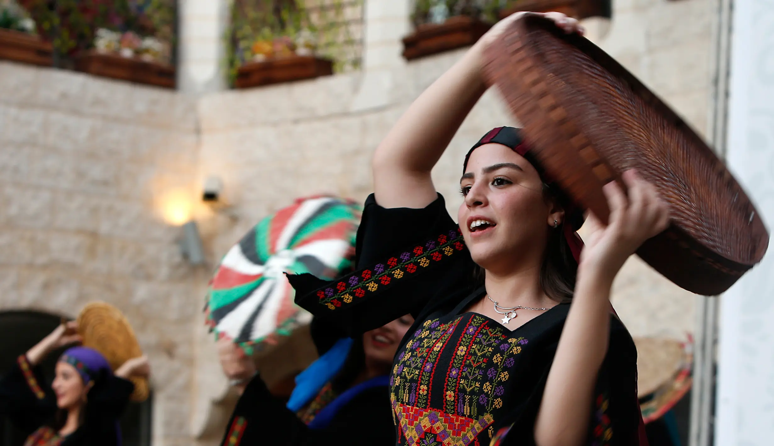 PHOTO: Cantiknya Para Model Palestina Kenakan Busana Tradisional - Foto ...