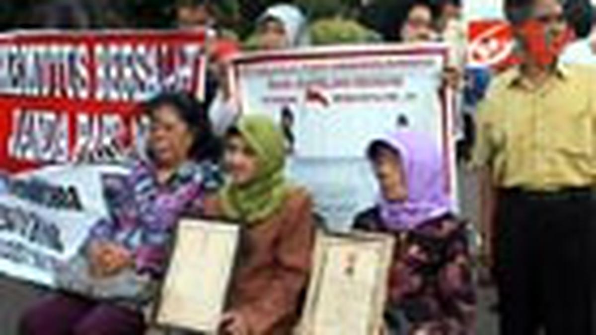 Janda Pahlawan Berdemo di Depan Istana Negara