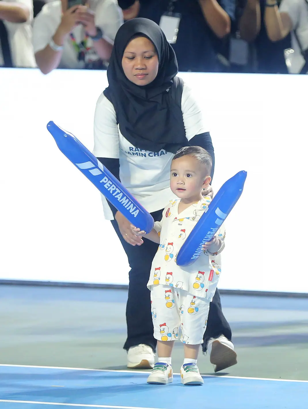 9 Potret Menggemaskan Rayyanza Cipung Main di Pinggir Lapangan Tenis, Sukses Buat Penonton Riuh ...