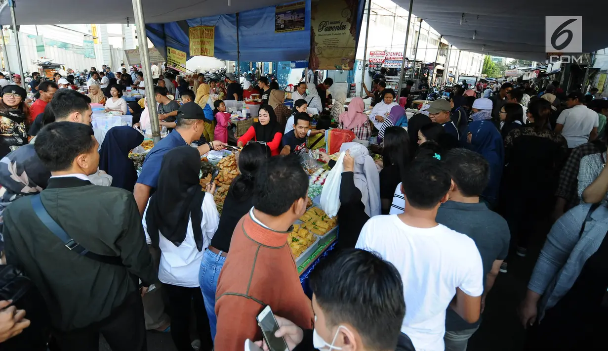 FOTO: Berburu Aneka Menu Takjil di Pasar Benhil - Foto Liputan6.com