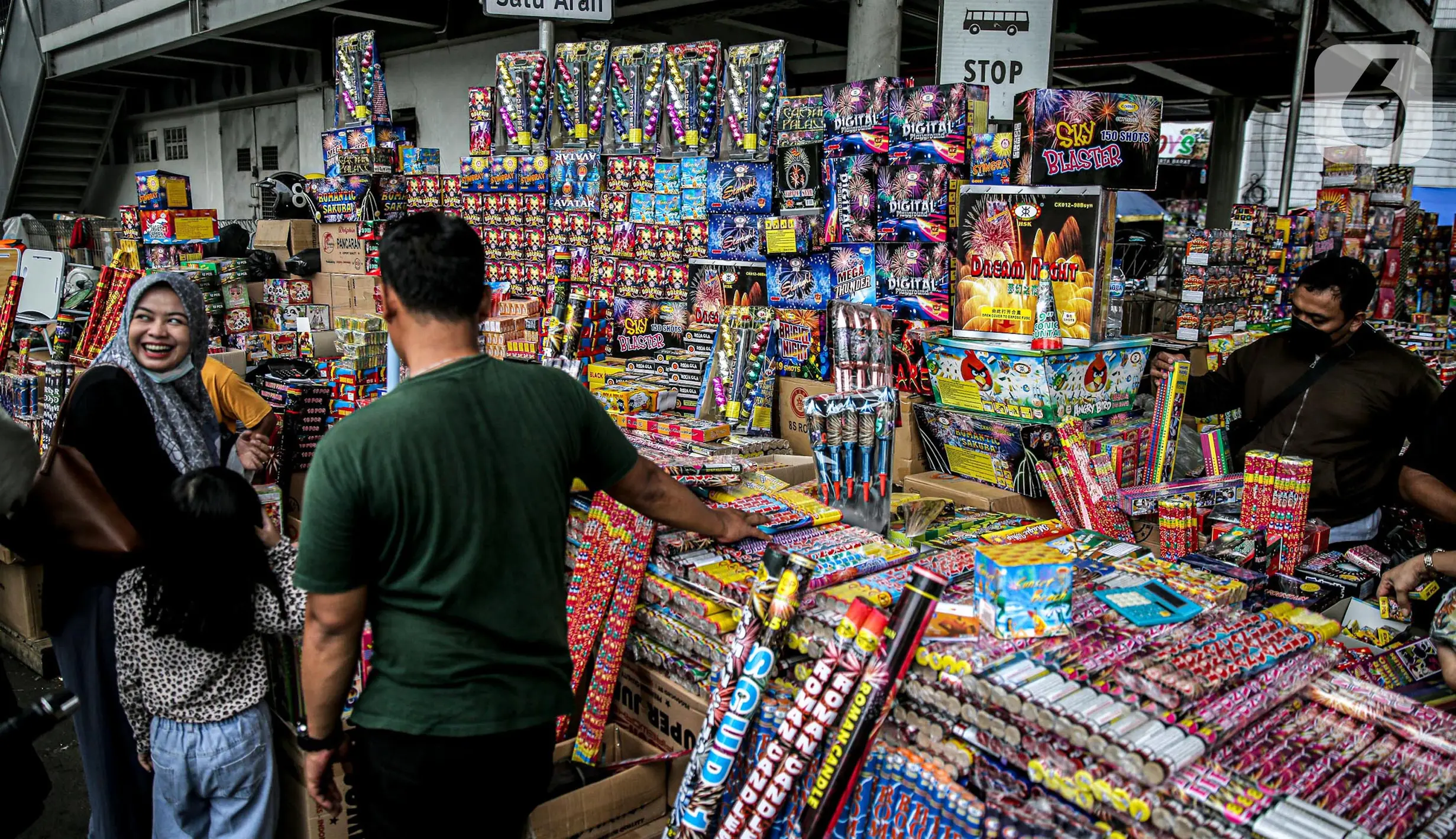 Jelang Tahun Baru, Pedagang Kembang Api Musiman Penuhi Pasar Asemka ...