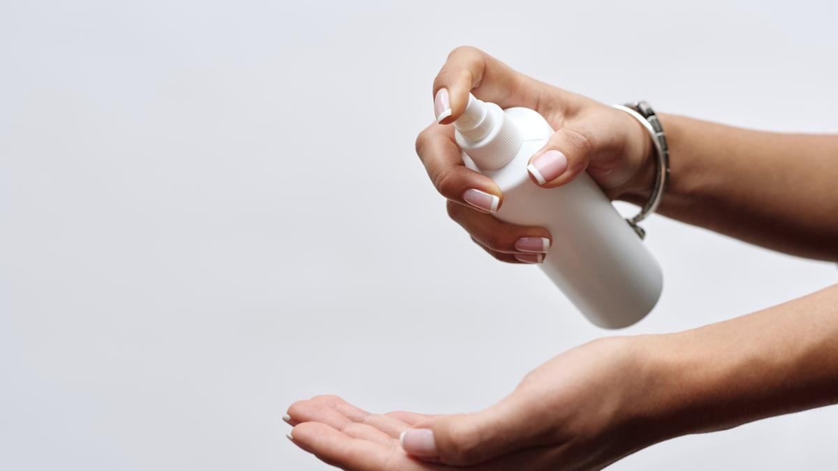 Jangan Sampai Salah! Begini Cara Pakai Sunblock Spray yang Benar ...