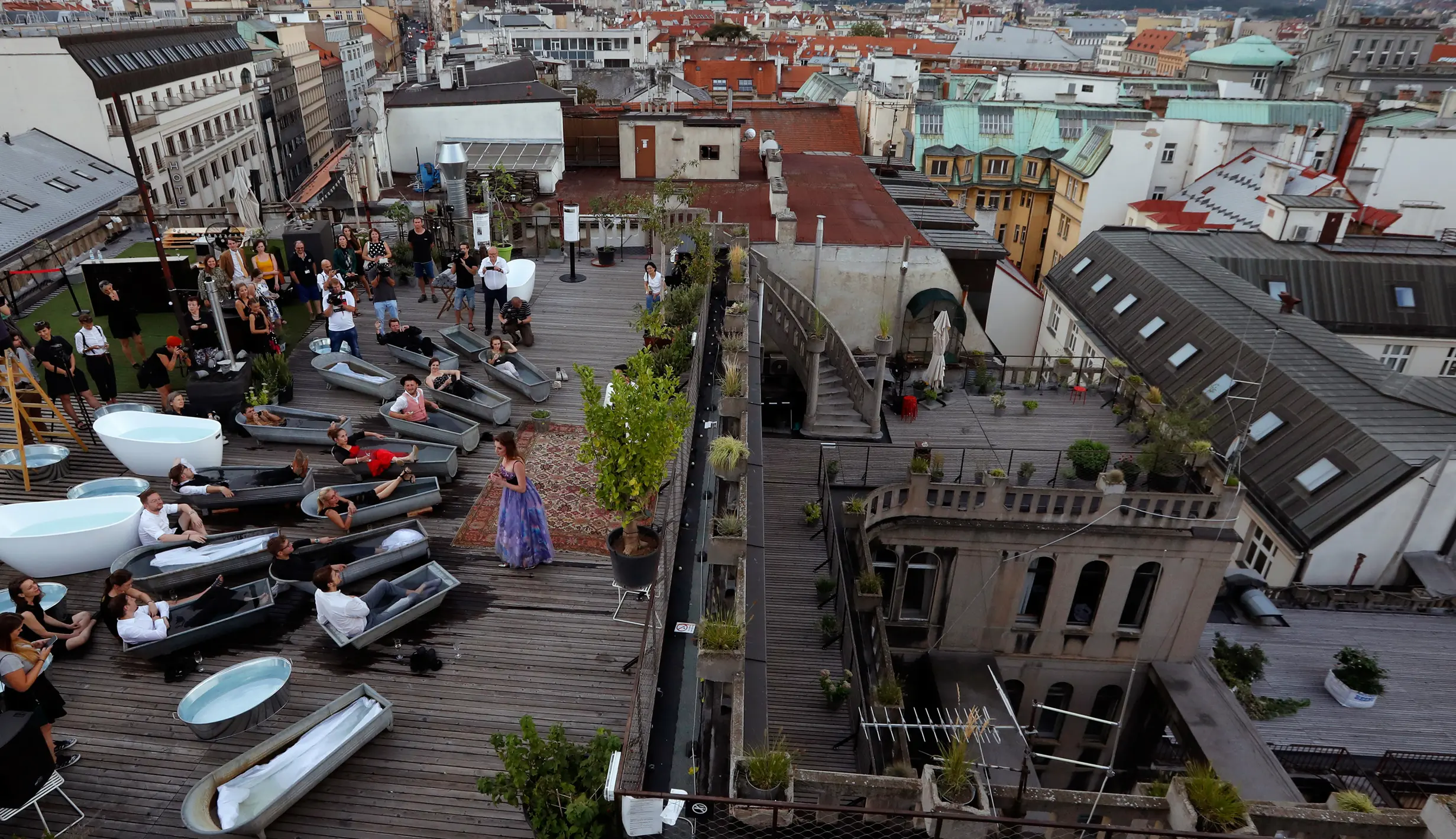 FOTO: Sensasi Baru, Menikmati Opera Sambil Berendam dalam Bak Mandi ...