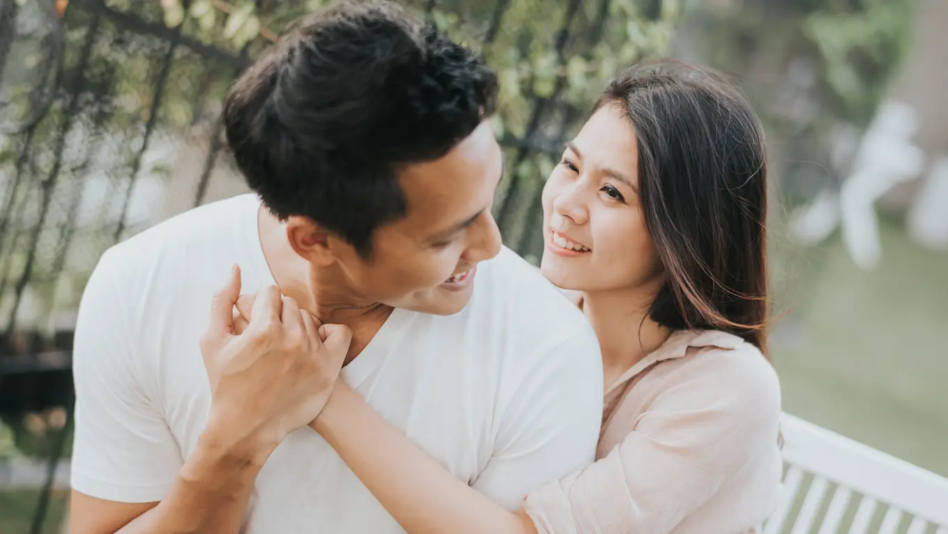 5 Tanda Pria Introvert Menyukaimu dengan Hati Tulus