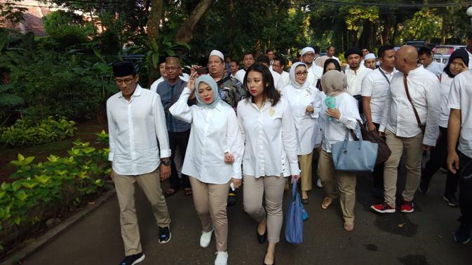 Sandiaga dan Keluarga Antre di TPS - Pemilu Liputan6.com