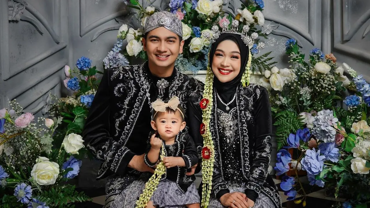 Tampil Gemas, Ini 7 Momen Prosesi Tedak Sinten Baby Moana Putri Ria ...