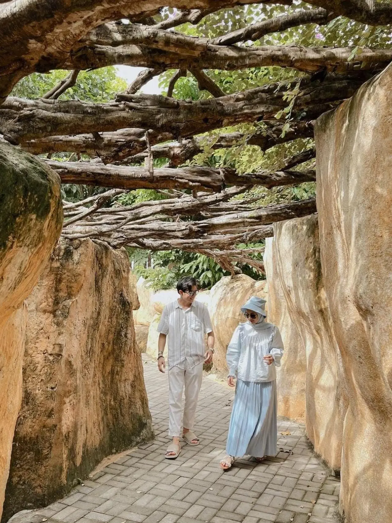 12 Inspirasi Foto Mesra Tanpa Bersentuhan Ala Dinda Hauw dan Rey Bayang ...