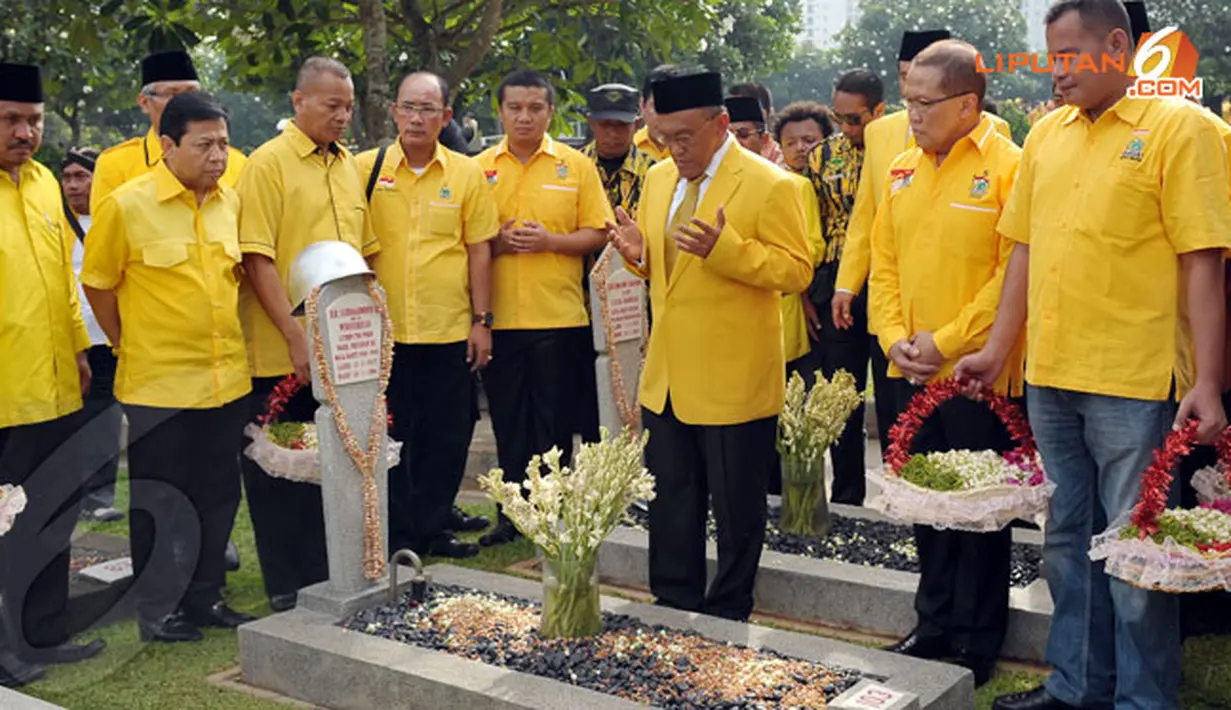 Ulang Tahun ke-49, Partai Golkar Ziarah Taman Makam Pahlawan - Foto Liputan6.com