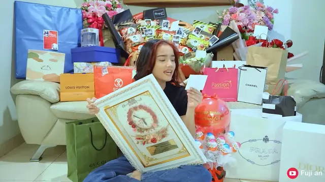 7 Momen Fuji Buka Kado Ulang Tahun, Dapat Hadiah Mewah dan Thariq Halilintar - Hot Liputan6.com