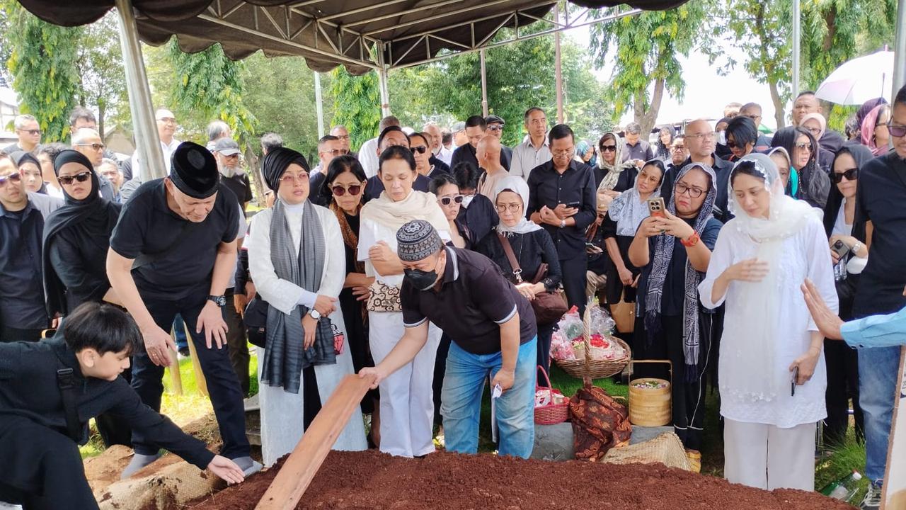 Jenazah Lucky Widja Dimakamkan Satu Liang Lahad dengan Sang Ayah di TPU ...