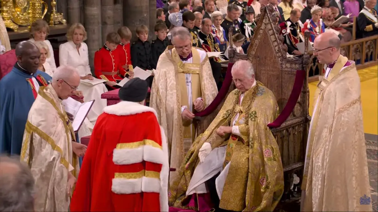 Charles III Resmi Jadi Raja Inggris, Mahkota di Kepala: God Save The ...
