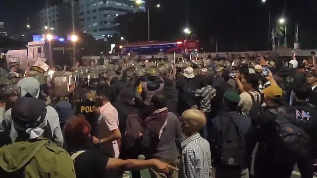 Aksi Demo di Depan DPR Sempat Ricuh, Massa Kini Sudah Bubarkan Diri - News Liputan6.com