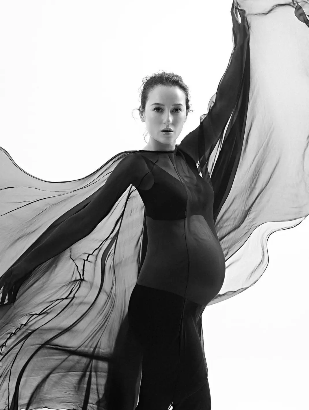Potret Julie Estelle Maternity Shoot, Bumil Cantik dengan Gaun Transparan