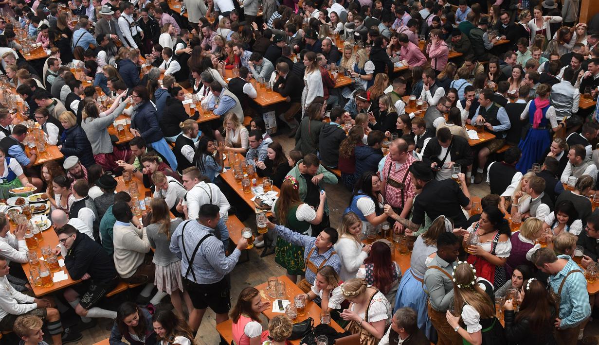 FOTO: Ramai-Ramai Minum Bir di Oktoberfest 2019 - Foto Liputan6.com