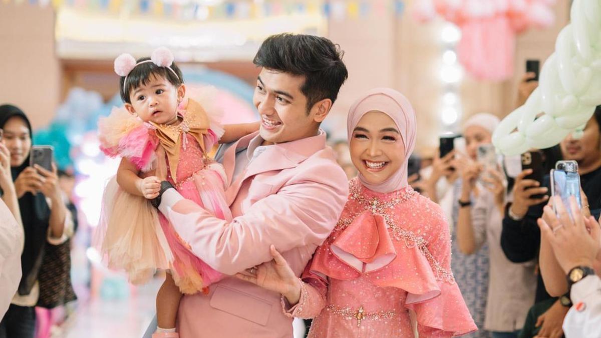 OOTD 12 Artis di Ultah Moana ke-1 yang Bertema Summer - Entertainment Fimela.com