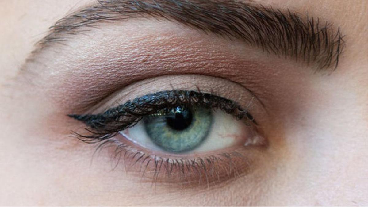 Tips Memaksimalkan Eyeliner untuk Rias Mata - Lifestyle Fimela.com