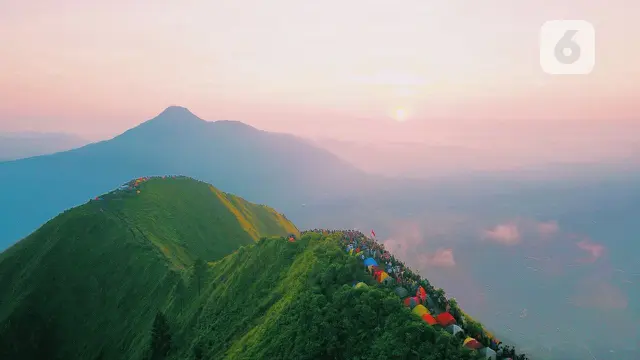 6 Fakta Menarik Gunung Andong di Magelang yang Bersebelahan dengan Gunung Telomoyo - Lifestyle ...
