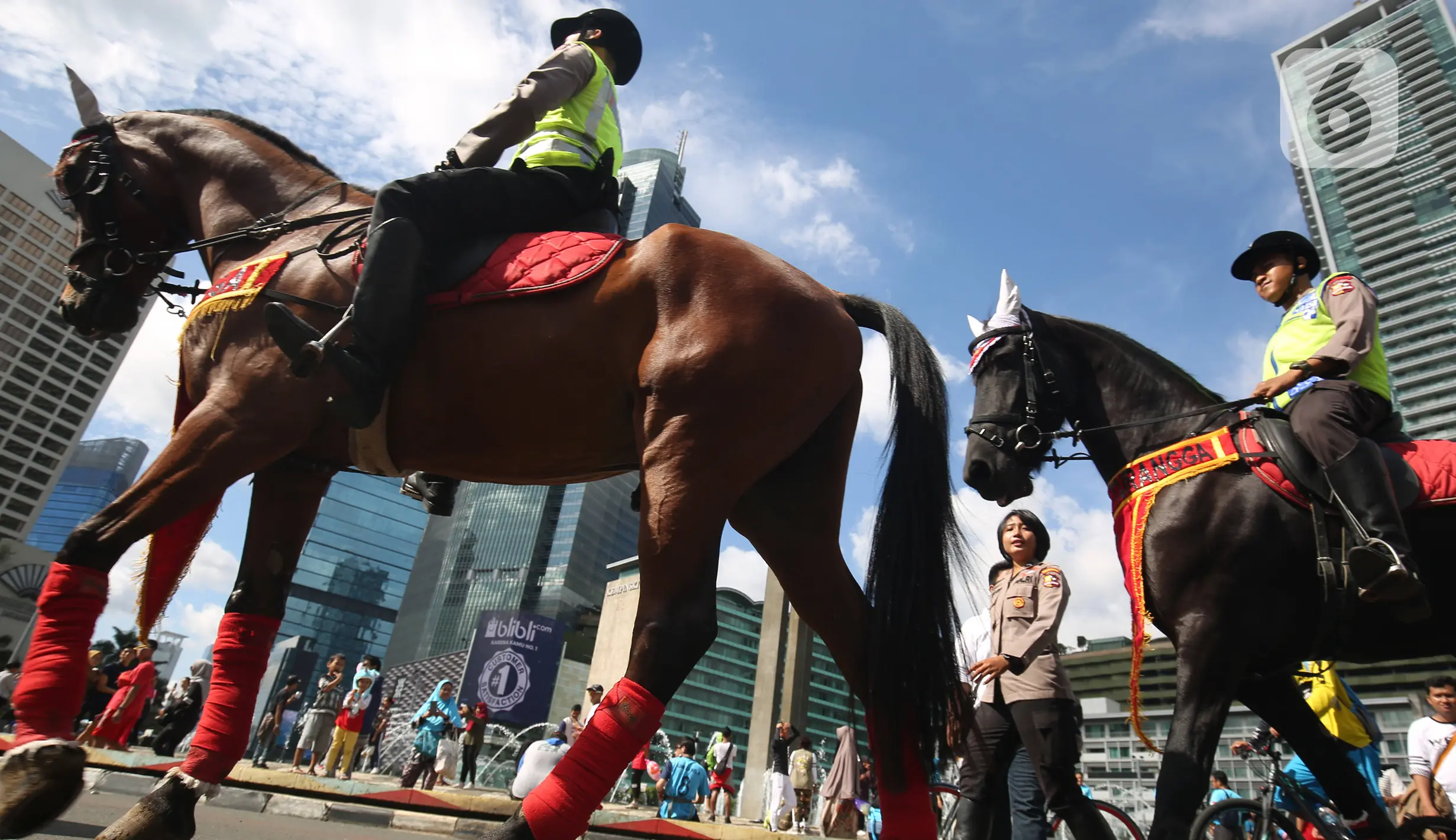 FOTO: Polisi Berkuda Ramaikan CFD Jakarta - Foto Liputan6.com