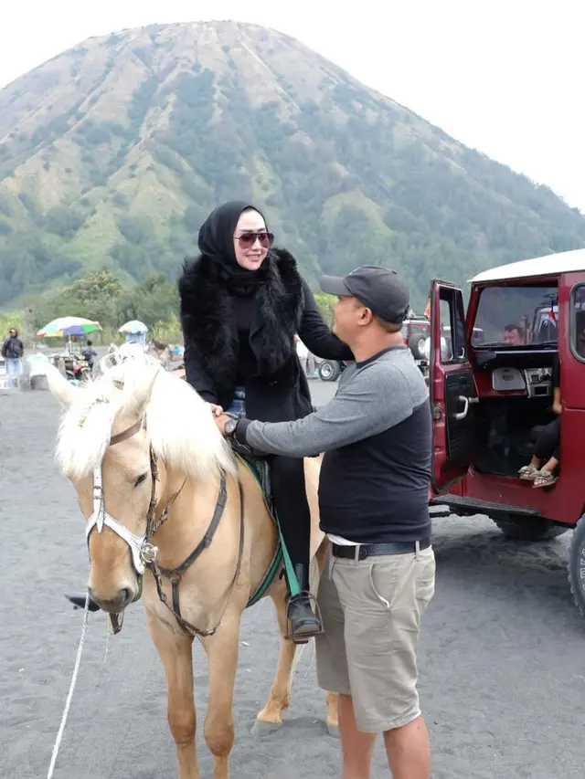 7 Potret Luluk Nuril Seleb Tiktok Viral Maki Siswi SMK, Jabatan Suami ...