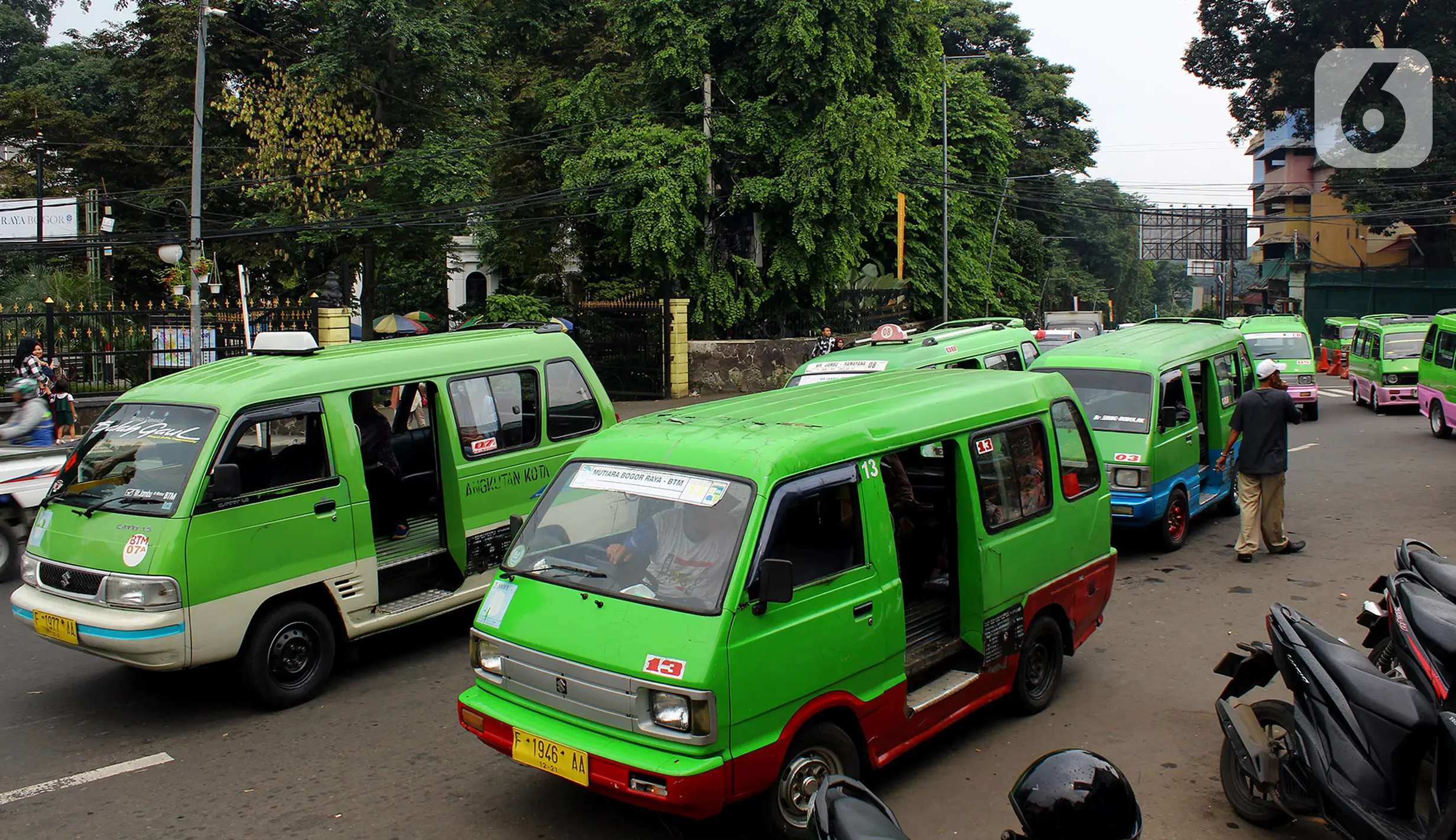 FOTO: Berhenti Sembarangan, Angkot Bikin Lalu Lintas Bogor Semrawut ...