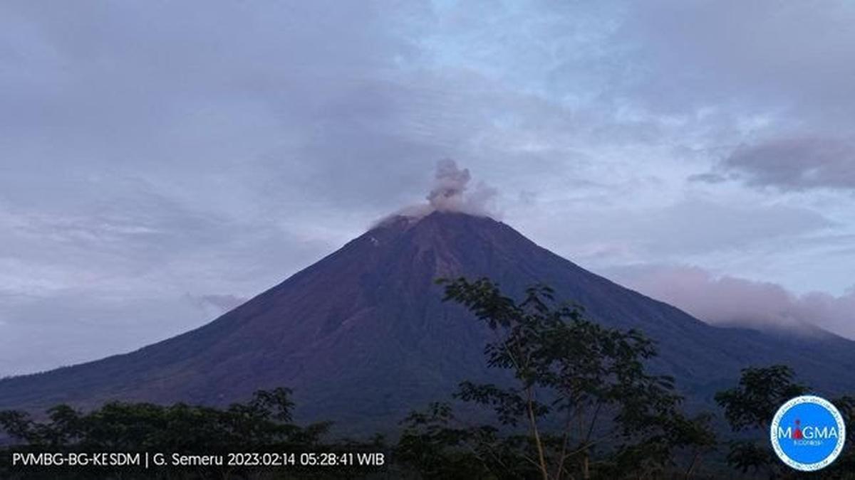 Gunung Semeru Kembali Erupsi Disertai Awan Panas Guguran, Masih Berstatus Siaga III - Surabaya ...