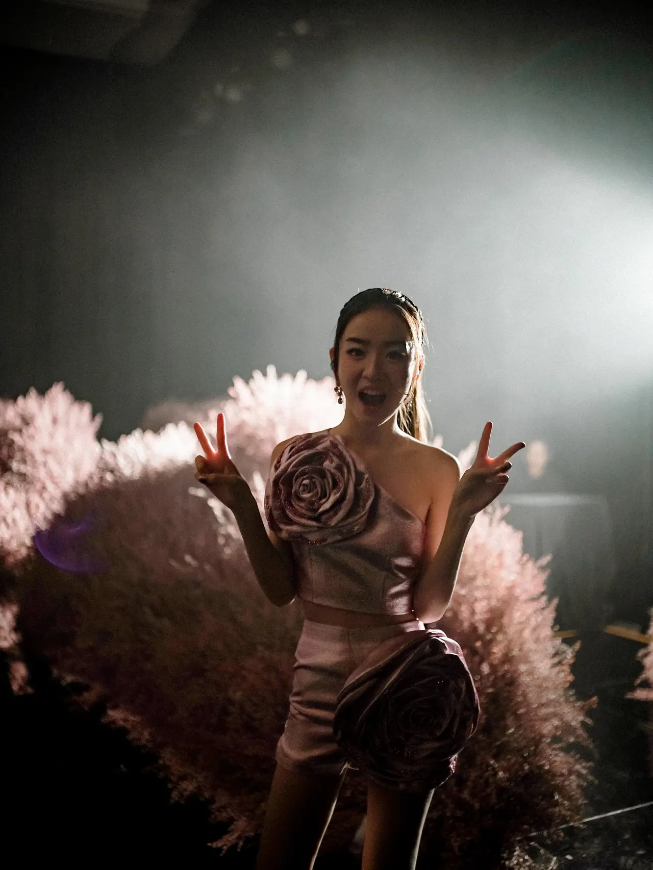 Phoebe Paris Memukau dengan Mini Konser dan Peluncuran Single Seventeen ...