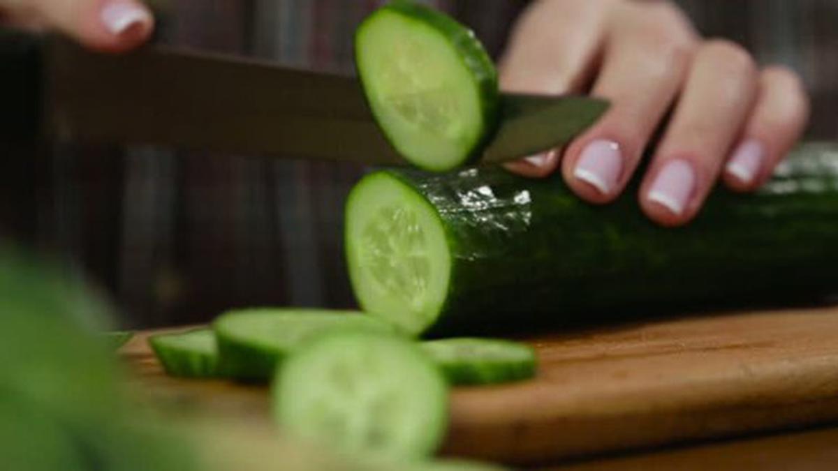 Biar Timun Tidak Pahit, Ini Lho Tips Mengupasnya yang Benar - Lifestyle ...
