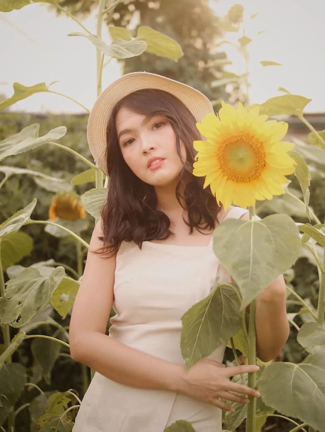 FOTO: Gaya Ana Riana Pemeran Rinjani TOP dengan Busana Putih, Stylish ...