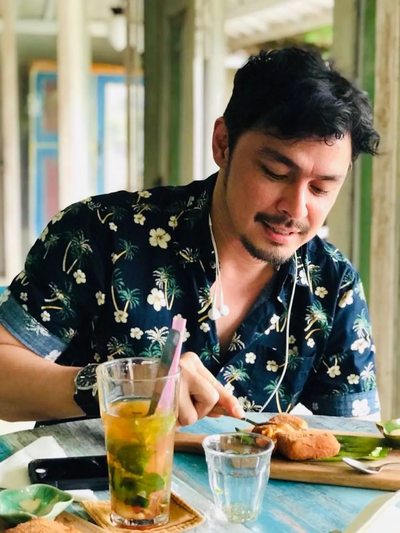 7 Potret Transformasi Thomas Djorghi, Memesona Hingga Usia 50 Tahun ...