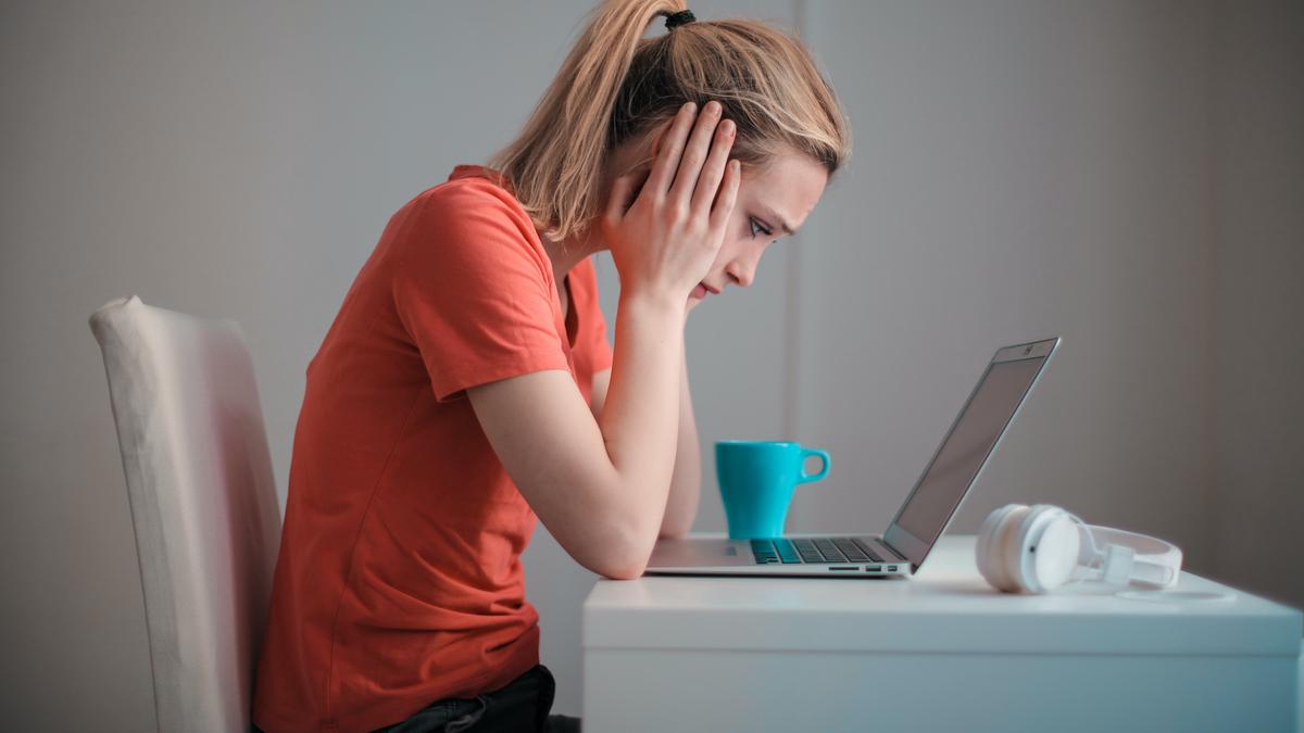 9 Cara Menenangkan Pikiran saat Sedang Kacau dan Gelisah