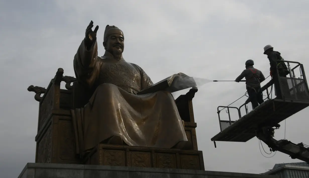 FOTO: Membersihkan Patung Raja Sejong dan Laksamana Yi di Seoul - Foto ...