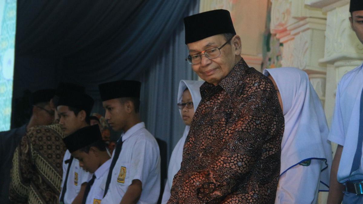 Mengenang Mbah Din, Sesepuh Pondok Pesantren Buntet Cirebon - Regional ...